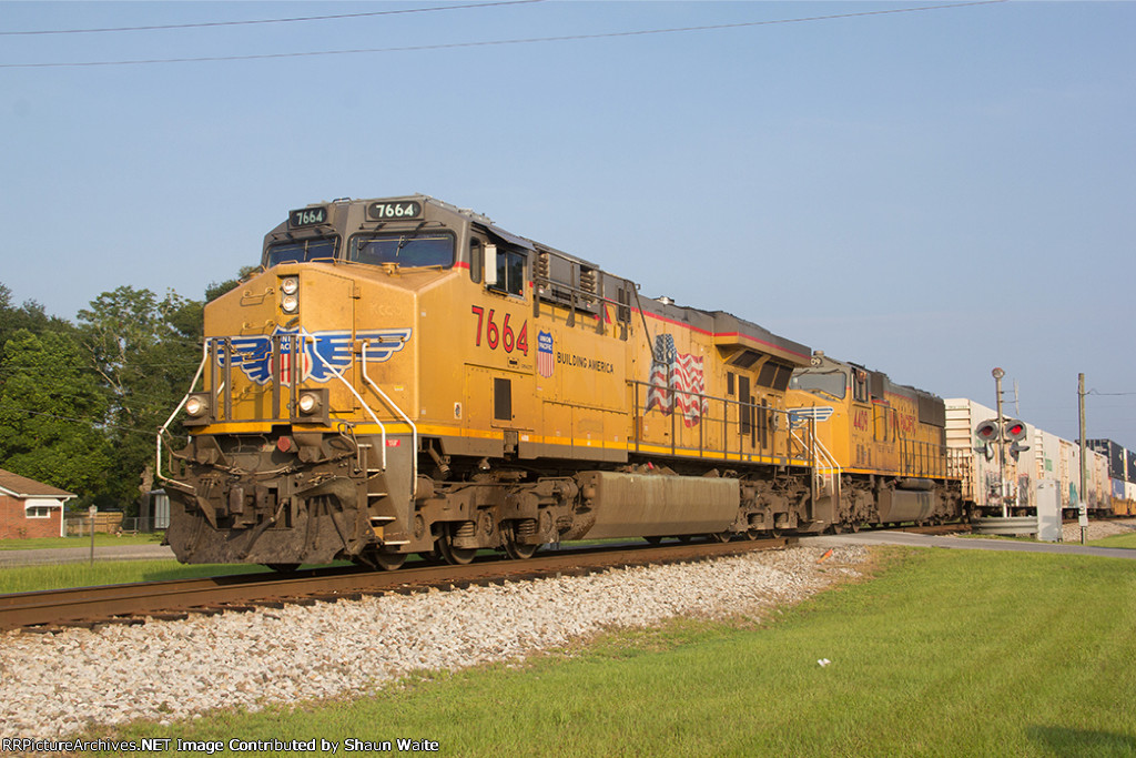 UP 7664 catching the first rays of Florida sunshine